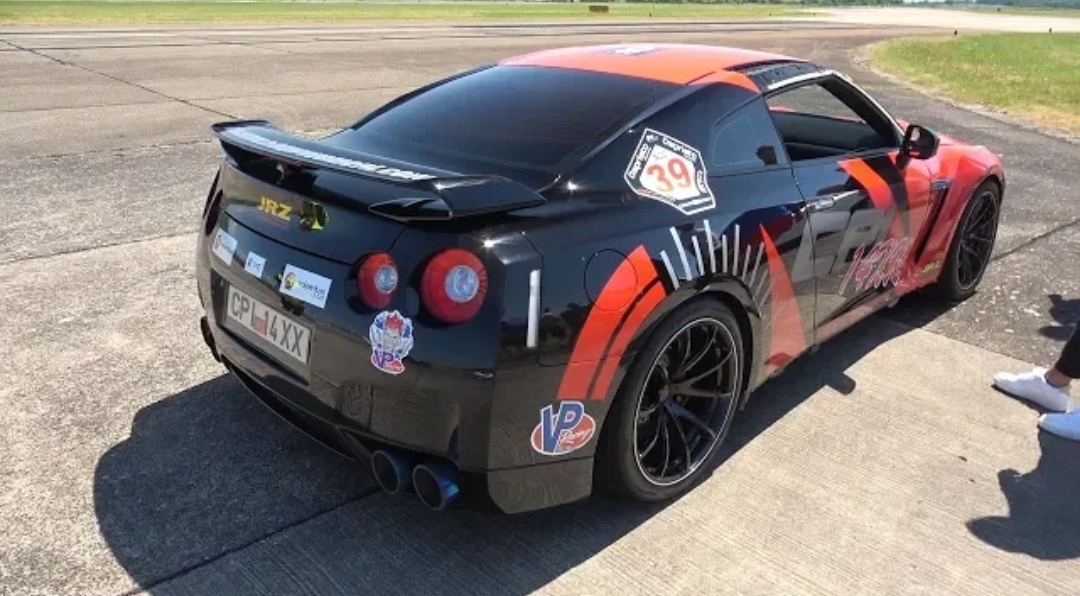 BRUTAL1400HP GT-R R35 doing ACCELERATIONS with Traction problems ...